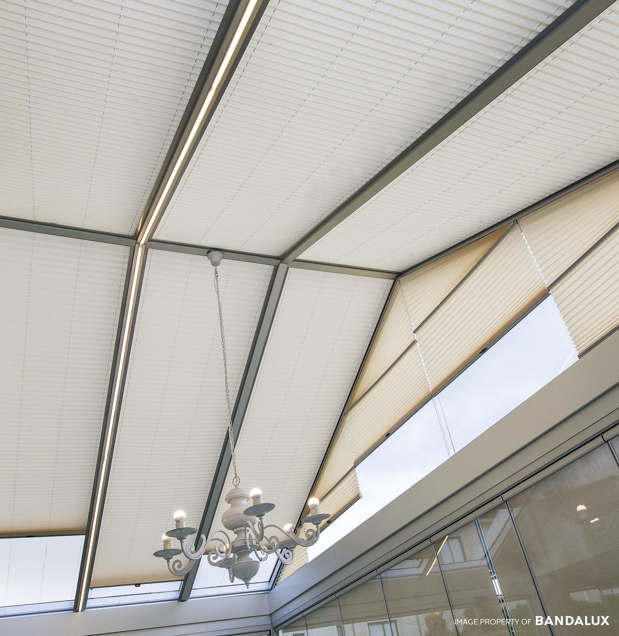 Pleated shades for irregular windows | Área Deluxe